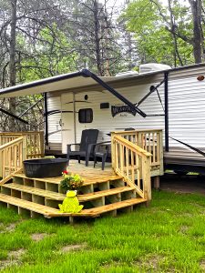 23 Gorgeous Fifth Wheel Camper Deck Designs for Outdoor Living