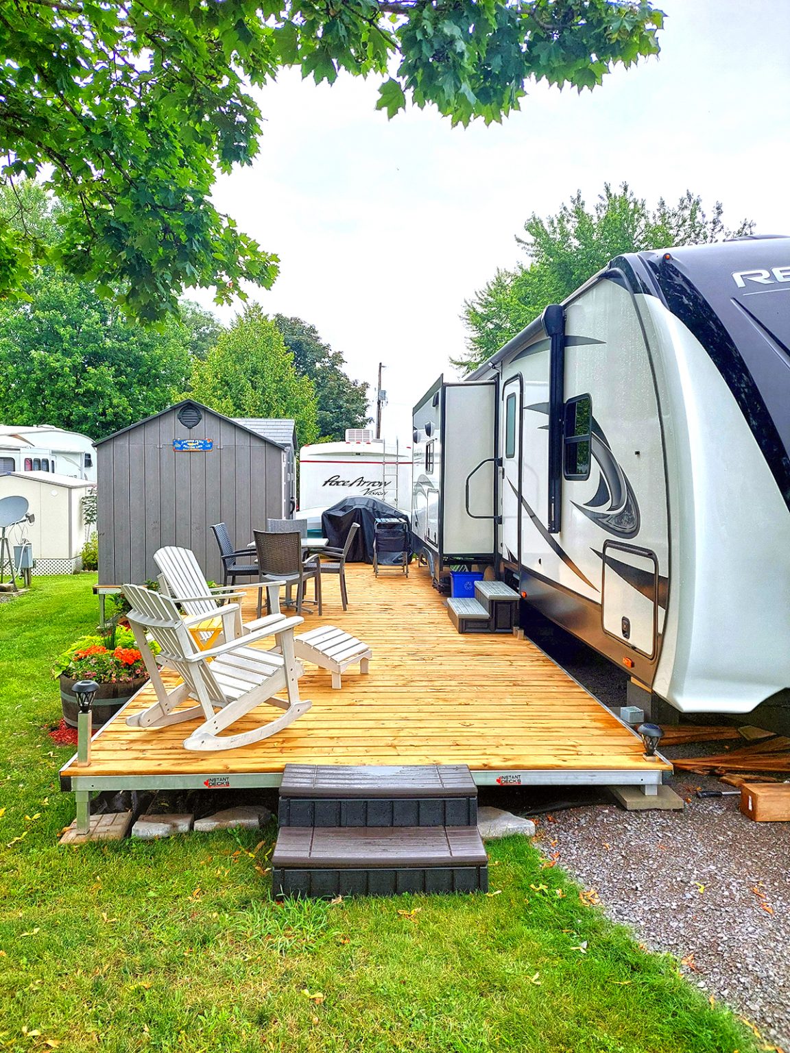 23 Gorgeous Fifth Wheel Camper Deck Designs for Outdoor Living