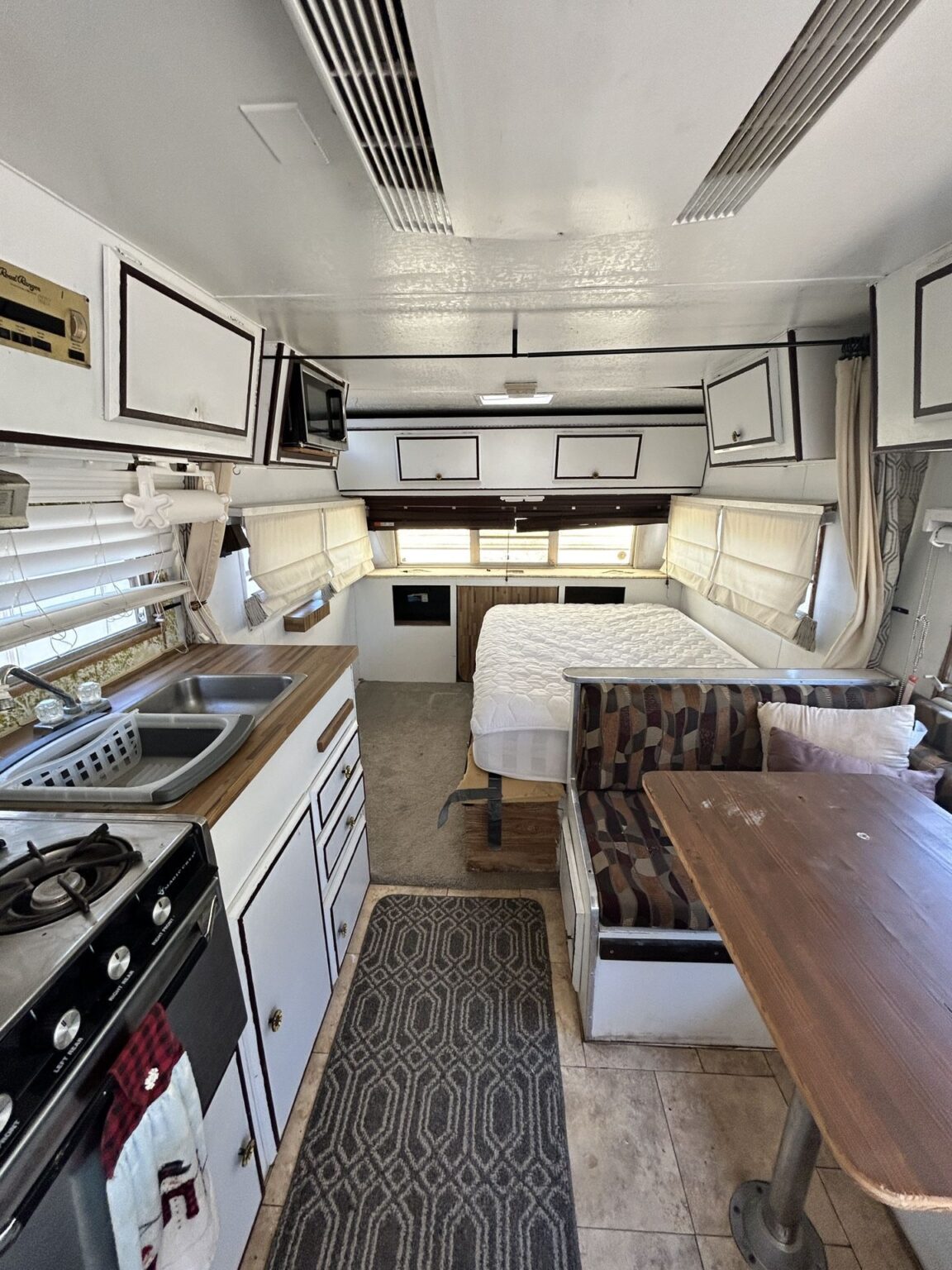 25 Vintage Camper Interiors That Wow