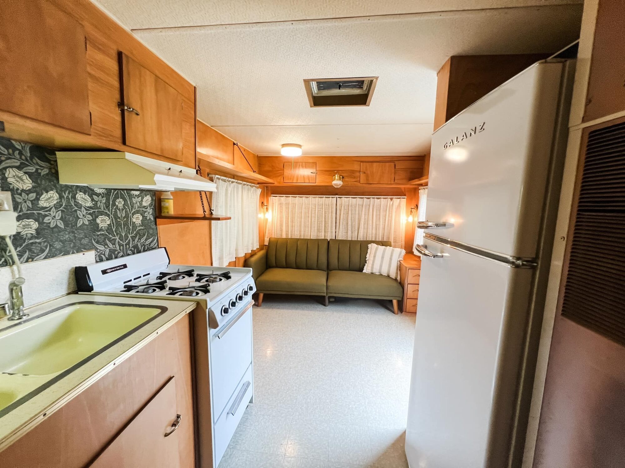 25 Vintage Camper Interiors That Wow