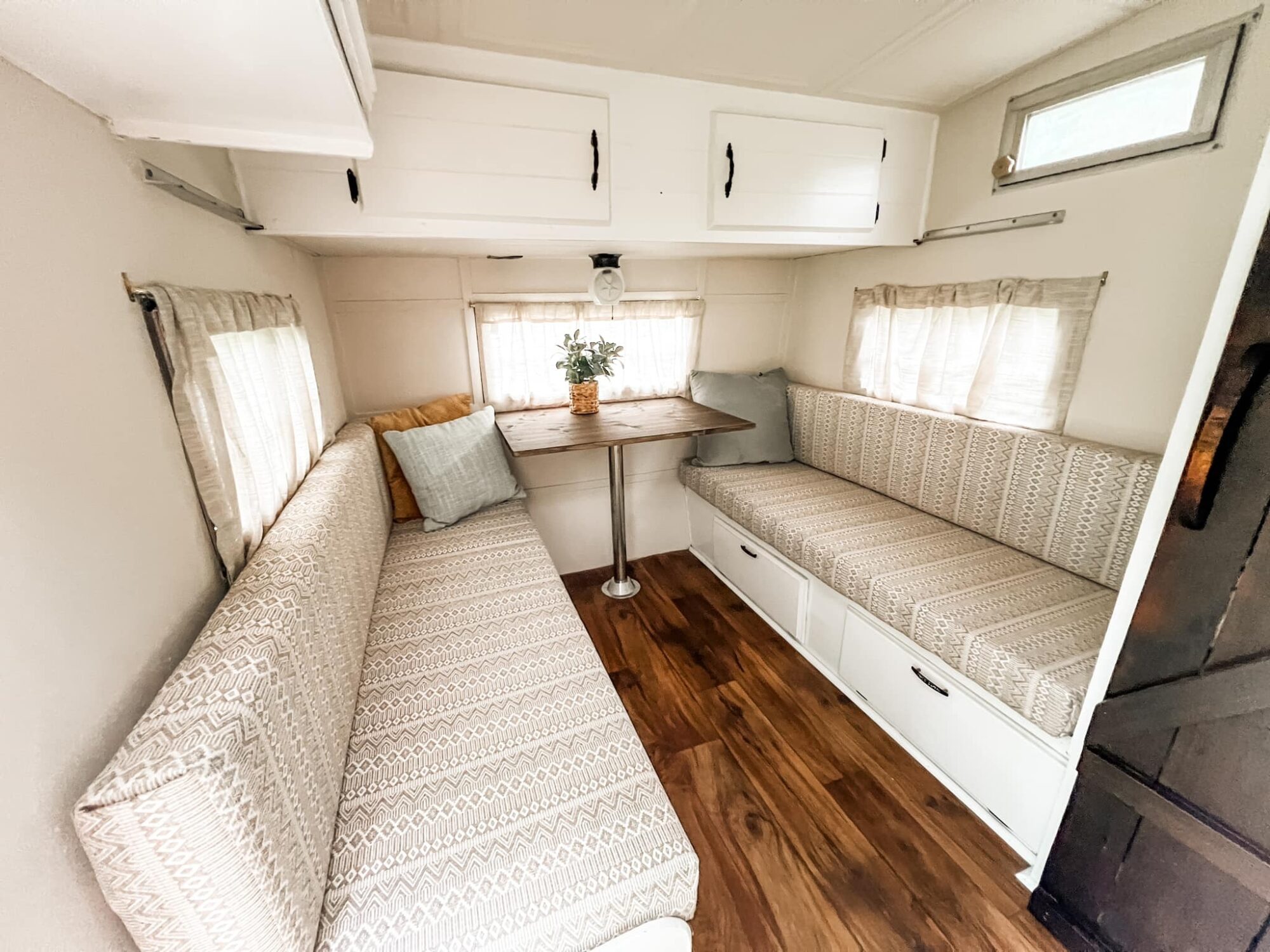 25 Vintage Camper Interiors That Wow