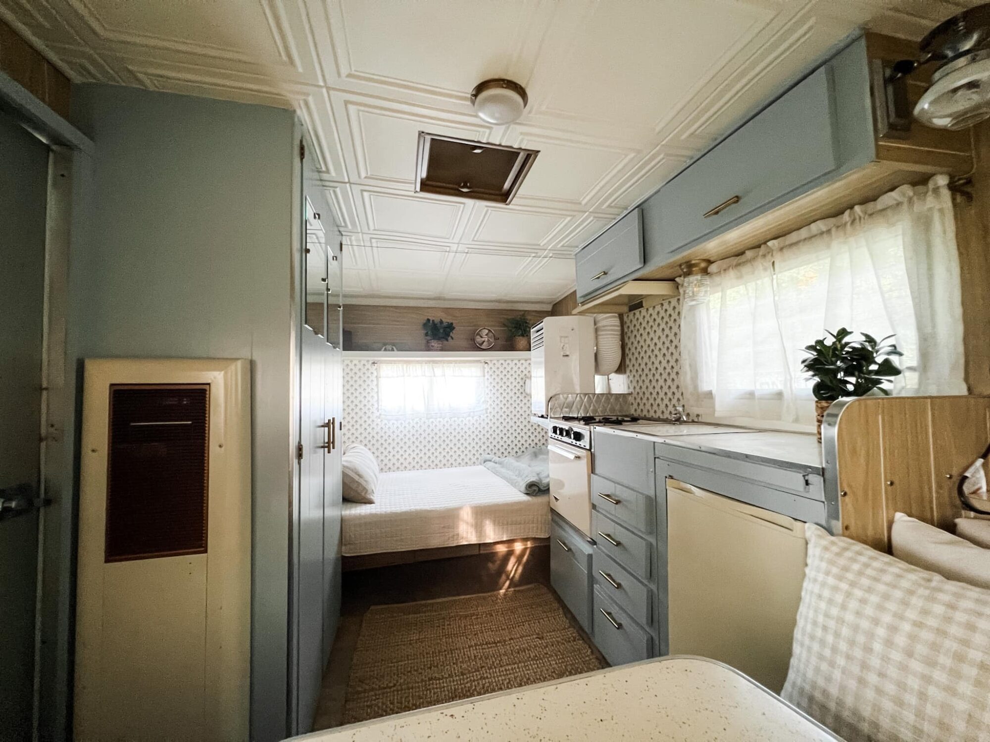 25 Vintage Camper Interiors That Wow