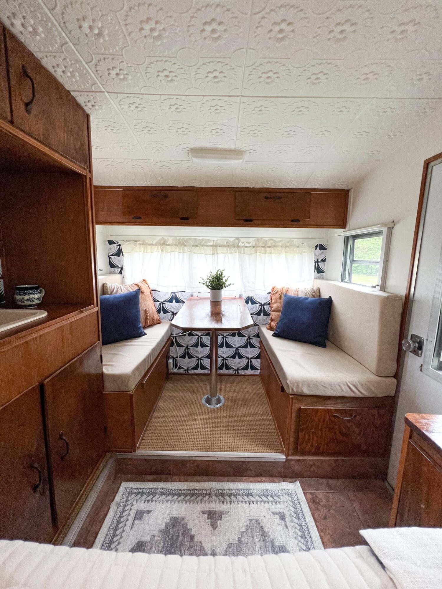 25 Vintage Camper Interiors That Wow