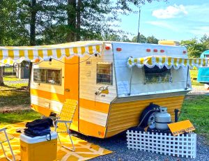 31 Stunning Vintage Camper Trailer Exteriors